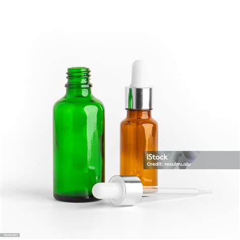 흰색 배경에 격리 된 스포이드 또는 피펫이있는 에센셜 오일의 컬러 유리 화장품 병 Dropperstop이 있는 둥근 병 0명에 대한 스톡 사진 및 기타 이미지 Istock