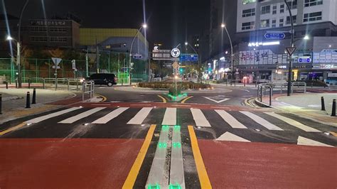 활주로형 횡단보도 도로표지병 설치 방법과 근거 매립식 부착식 태양광 도로표지병 Youtube
