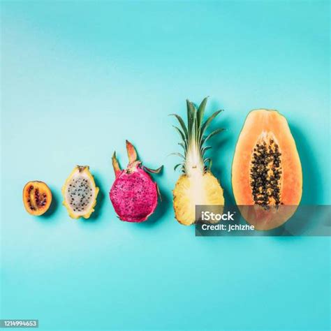 이국적인 과일로 만든 창조적 인 레이아웃 파파야 파인애플 용 과일 피타 하야 파란색 배경에 타마릴로 과일 플랫 레이 맨 위 보기 공간을 복사합니다 여름 음식 열대 과일 개념
