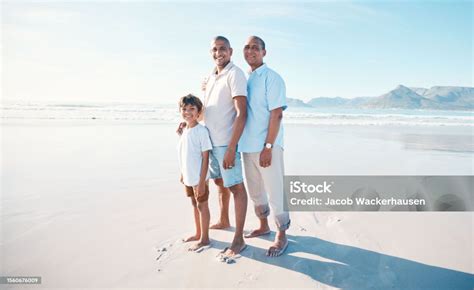 여름에 산책 휴가 또는 유대감을 형성하기 위해 아이와 함께 해변에서 행복하고 초상화와 가족 미소 남성 세대 아버지 할아버지 아이와 함께 바다에서 여행 휴가 또는 함께 3