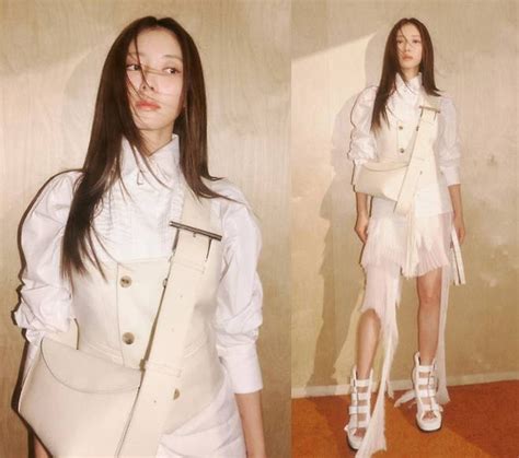 너무 예뻐 유괴당할까 봐 데뷔한 여배우 프린지 스트랩 하이패션룩