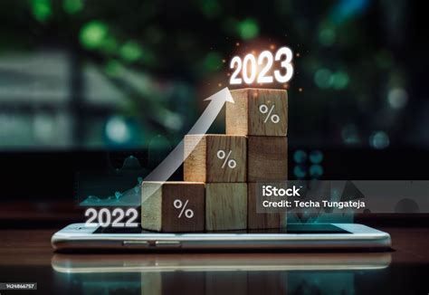 전화 화면 기술 비즈니스 투자 프로세스 및 성공 및 성장 동향 개념에서 2022 년에서 2023 년까지 백분율 아이콘과 그래프가