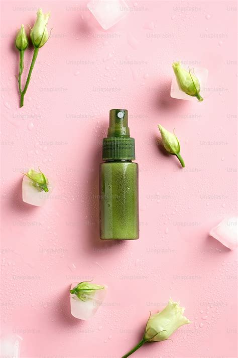 녹색 스프레이 병 얼음 조각 분홍색 배경에 봄 꽃 플랫 레이 평면도 천연 화장품 개념입니다 사진 Unsplash의