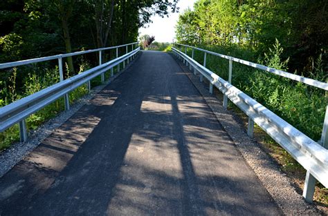 아스팔트 표면을 가진 사이클리스트를위한 경로 도로 장벽을 넘어 철난간을 아연 도금 측면에 기울어와 다리 난간 삼각형 모양의 천공 판금으로 만들어진 난간 0명에 대한 스톡