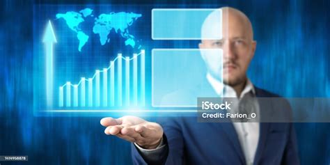 성장 글로벌 비즈니스의 그래프와 텍스트 복사 공간을위한 빈 공간과 가상 화면을 들고 사업가 30 34세에 대한 스톡 사진 및 기타 이미지 Istock