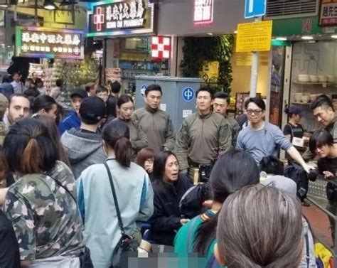 倪妮现身香港街头拍戏 因太美被围观市民求拍照娱乐环球网