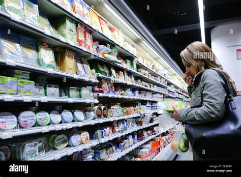 Woman Grocery Shopping Hi Res Stock Photography And Images Alamy