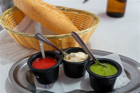 카나리아 제도 요리 파파스 아루가다스 와 모조 피폰 레드 핫 소스와 레스토랑 테이블에 모조 베르데 그린 소스와 구겨진 감자 0명에 대한 스톡 사진 및 기타 이미지 Istock