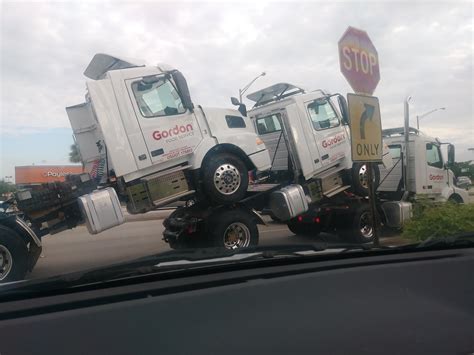 Transformers Same Sex Threesome Intercourse Spotted Out In Public Daylight R Peoplefuckingdying
