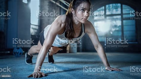 운동 아름 다운 여자는 그녀 보디 빌딩 체육관 훈련 루틴의 일환으로 팔 굽 혀 펴기 팔굽혀펴기에 대한 스톡 사진 및 기타 이미지 팔굽혀펴기 체육관 여자 Istock