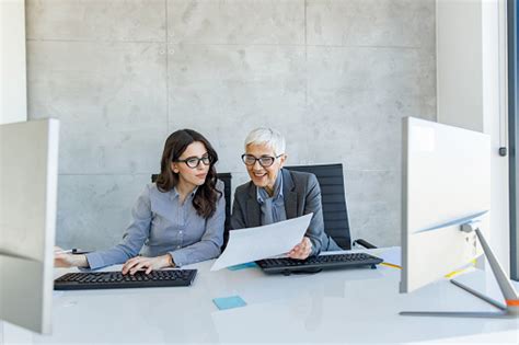 사무실에서 보고서 및 데스크톱 Pc에서 일하는 행복한 사업가 검사 보기에 대한 스톡 사진 및 기타 이미지 검사 보기 기업