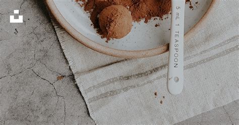 흰색 세라믹 그릇에 갈색 쿠키 사진 Unsplash의 무료 음식 이미지