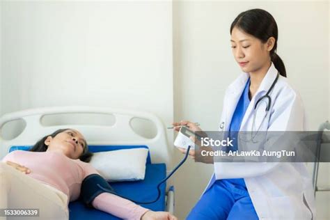 아시아 여성 간호사 의사가 전자 장치를 사용하여 노인 여성 환자를 검사하는 심장 전문의 저혈압 노인 연금 수급자 고혈압 환자 2명에 대한 스톡 사진 및 기타 이미지 Istock