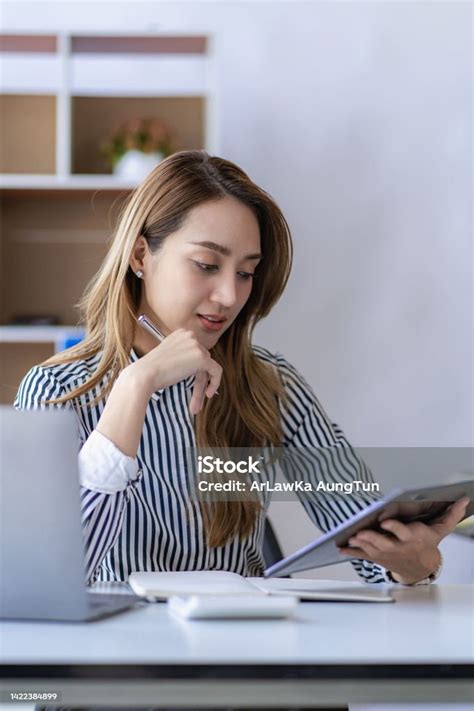 아시아 비즈니스 여성 작업 재무 분석 회계 보고서 수익 통계 이익 및 성장을위한 회사 성과 그래프 연구 수직 이미지 경영자에 대한 스톡 사진 및 기타 이미지 Istock