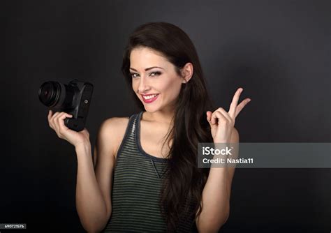 여성 미소 지주 카메라와 어두운 회색 배경 빈 복사본 공간에 Vsign 승리 제스처를 보여주는 사진 근접 촬영 초상화 검은색에 대한 스톡 사진 및 기타 이미지 Istock