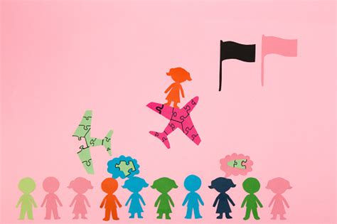 성공적인 비즈니스 여성은 비행기 비즈니스 퍼즐을 모으고 목표에 도달하고 다른 사람들은 그녀에게서 배우고 프로젝트 창조적 인 비즈니스 개념을 개발합니다 Junts Pel Sí