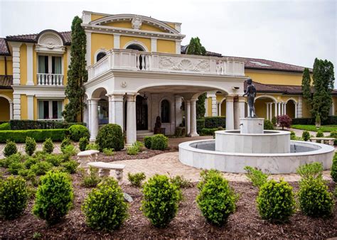 At 40000 Square Feet And 86 Rooms Its The Largest House In Tennessee