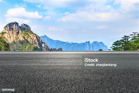 황산 중국에서 아스팔트 고속도로와 아름다운 산 자연 풍경 0명에 대한 스톡 사진 및 기타 이미지 0명 경관 경외감 Istock