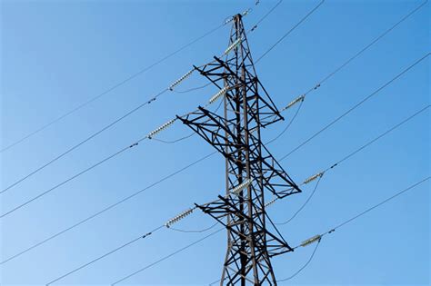 전력선 전선이있는 고전압 송전 타워 고전압 라인 에너지 산업 푸른 하늘에 에너지 전달 에너지 산업 변전소 0명에 대한 스톡 사진 및 기타 이미지 Istock