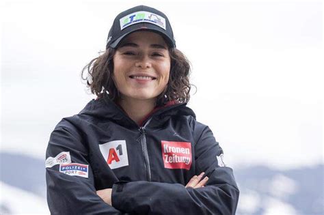 Julia Scheib Spontane „schreitherapie“ Und Komplizierte Sektdusche