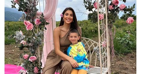 Алекс Петканова заведе сина си при розите