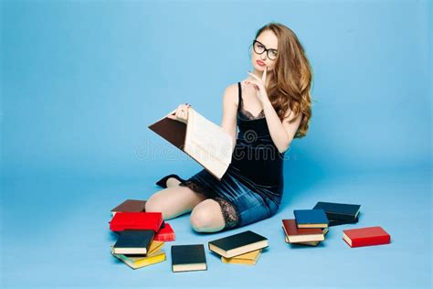 Le Livre De Lecture Sexy De Professeur Féminin a étonné Faire Des Gestes Photo stock Image du