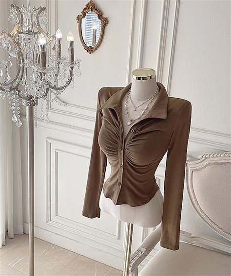 우아르 토리 셔링 블라우스티 결혼식 하객룩 데이트룩 파티룩 가을니트 브라이덜샤워 셀프웨딩 크롭티 크롭가디건 가을하객룩 크롭블라우스 가을블라우스 카라티