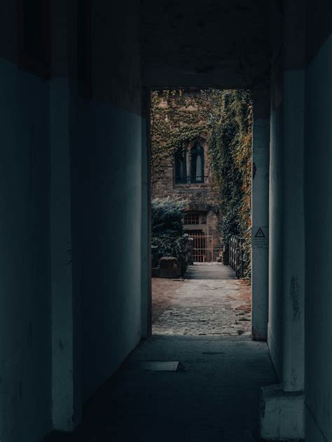 벽돌 건물로 이어지는 어두운 복도 사진 Unsplash의 무료 프랑스 이미지 벽돌 건물로 이어지는 어두운 복도 사진 Unsplash의 무료 프랑스 이미지