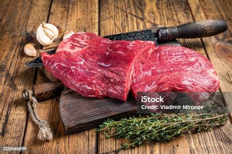 칼을 들고 정육점 도마에 생 소고기 스테이크를 곁들입니다 나무 배경 위쪽 보기 안창살 스테이크에 대한 스톡 사진 및 기타 이미지 안창살 스테이크 날것 스테이크