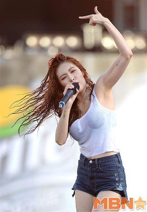 Hyuna Cứ Năm Lần Bảy Lượt Làm Lố Trên Sân Khấu Khiến Fan Cũng Chỉ Biết Thở Dài Ngao Ngán