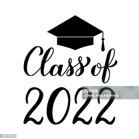2022 년 클래스는 흰색에 고립 된 졸업 모자와 문자 졸업생에게 축하의 타이포그래피 포스터 인사말 카드 배너 스티커 라벨 티셔츠 등을 위한 벡터 템플릿 2022년에 대한