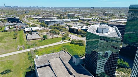 Westchase 비즈니스 지구와 바쁜 리치몬드 애비뉴 를 배경으로 한 휴스턴 다운타운 스카이 라인 다층 주차장 주차장 다층 차고 구조 조감도가있는 유리 사무실 건물 0명에