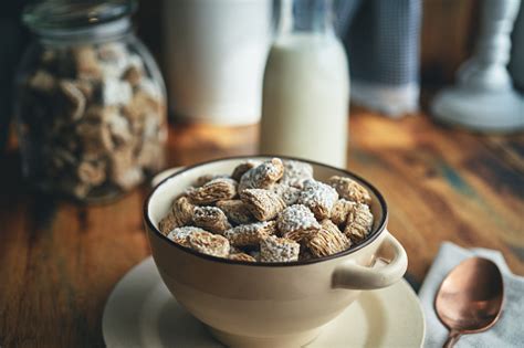 오트밀 스퀘어 시리얼 콘플레이크가 아침 식사를 위한 그릇에 담겨 제공 0명에 대한 스톡 사진 및 기타 이미지 0명 Toasted Oats Cereal 가정 생활