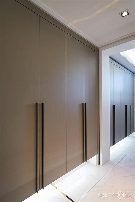 화이트톤과 우드로 따뜻한 공간을 연출한 43평 아파트 인테리어 벽장 디자인 아파트 디자인 홈 인테리어 디자인
