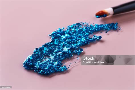 블루 글리터 화장품은 분홍색 배경에 번지고 닦습니다 아이 섀도우 립 글로스 홀리데이 메이크업 스와치를 위한 얼굴 반짝임 공휴일에 대한 스톡 사진 및 기타 이미지 Istock