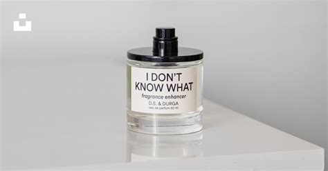 투명 유리병을 들고 있는 사람 사진 Unsplash의 무료 유행 이미지