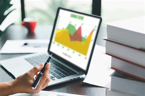 데이터 정보를 분석하기 위해 계산기 컴퓨터 노트북 종이 워크시트를 사용하는 은행 관리자의 젊은 여성 그녀는 은행 업무 및 환전