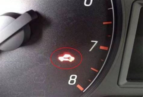 安全警告灯闪烁怎么回事 有驾