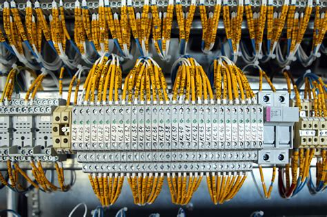 전기 엔지니어 작업 테스터 는 전기 캐비닛 제어에서 전력 전기 라인의 전압과 전류를 측정하고 릴레이 보호 시스템에 전선 베이 제어 장치 중간 전압 개폐기 릴레이에 대한 스톡