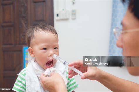 아시아 부모 자신의 아픈 귀여운 작은 아시아 18 개월 1 년 오래 된 유아를 홍 조 코 관개 용 주사기 소년 아이 코 아기 코에 대한 스톡 사진 및 기타 이미지 Istock