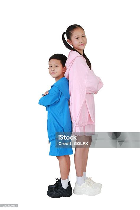 아시아 소년 아이와 여자 아이는 흰색 스튜디오 배경에 고립 된 카메라를 보면서 서로 등을 대고 팔짱을 끼고 서 있습니다 이미지 전체 길이 10 11세에 대한 스톡 사진 및