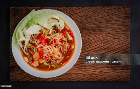 솜 탐 타이어 오래된 나무 테이블 배경에 녹색 파파야 샐러드 타이어 음식 스타일 태국 음식 개념 복사 공간이 있는 상단 보기 건강한 생활방식에 대한 스톡 사진 및 기타