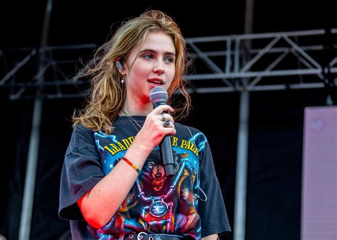 10 Clairo Wallpapers
