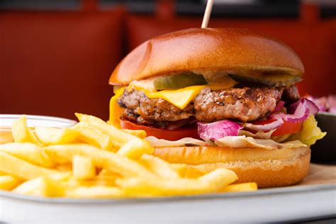 흰 배경 패스트 푸드 위에 감자와 소스를 곁들인 맛있는 맛있는 햄버거 사진 체더 치즈에 대한 스톡 사진 및 기타 이미지 체더 치즈 치즈 햄버거 류 Istock