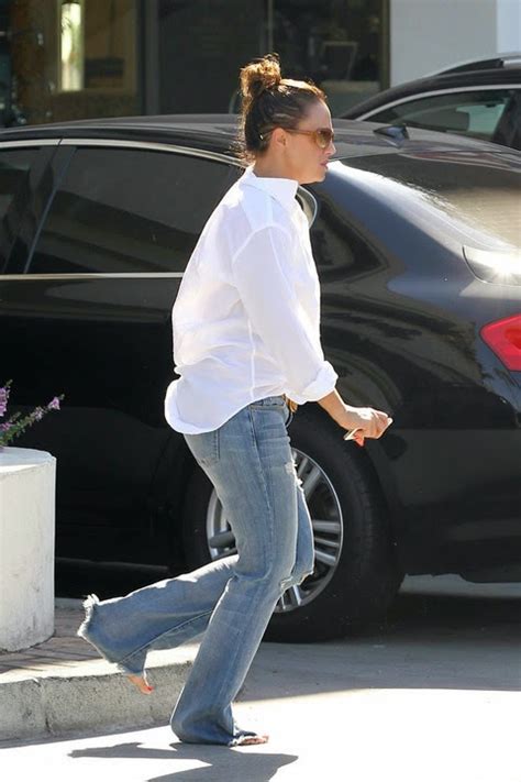 N Yo Face Leah Remini Goes Barefoot