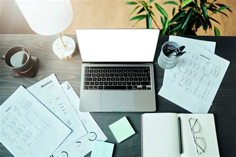 노트북 연구 계획 또는 투자를 위한 문서 종이 또는 노트북이 있는 사무실의 회계사 책상 차트 연구 또는 전략을 위한 가정에서의 테이블 투자 또는 데이터 분석 전략에 대한