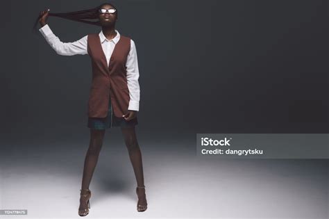 검은 벽 배경 선글라스와 패션 옷에서 젊은 아프리카 여자의 전체 길이입니다 가죽에 대한 스톡 사진 및 기타 이미지 가죽 드레스 머리 모양 Istock