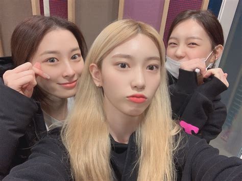 켓치 켓치들은 붕어빵 머리부터 Vs 꼬리부터 로켓펀치 수윤 윤경 소희 투표해줘ㅓ엉 로켓펀치 수윤 윤경 소희 투표해줘ㅓ엉 Rocket Punch 로켓