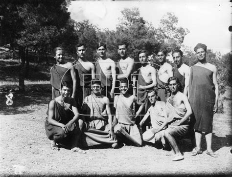 ΝΕΑΡΟΙ ΑΝΔΡΕΣ ΜΕ ΑΡΧΑΙΟΕΛΛΗΝΙΚΕΣ ΕΝΔΥΜΑΣΙΕΣ ΜΕΤΑ ΤΟ ΤΕΛΟΣ ΠΑΡΑΣΤΑΣΗΣ Archive Ert Gr