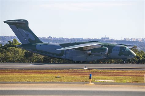 Embraer e ST Engineering aprofundam parceria estratégica no jato C-390 ...